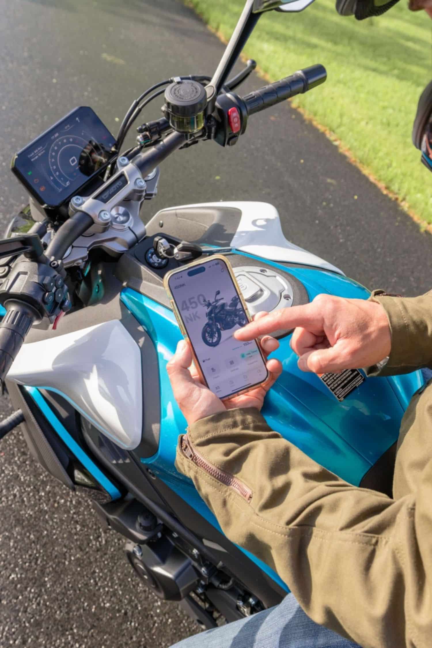 CFMOTO 450NK 2024 : Review and test ride - 4Ridersmag