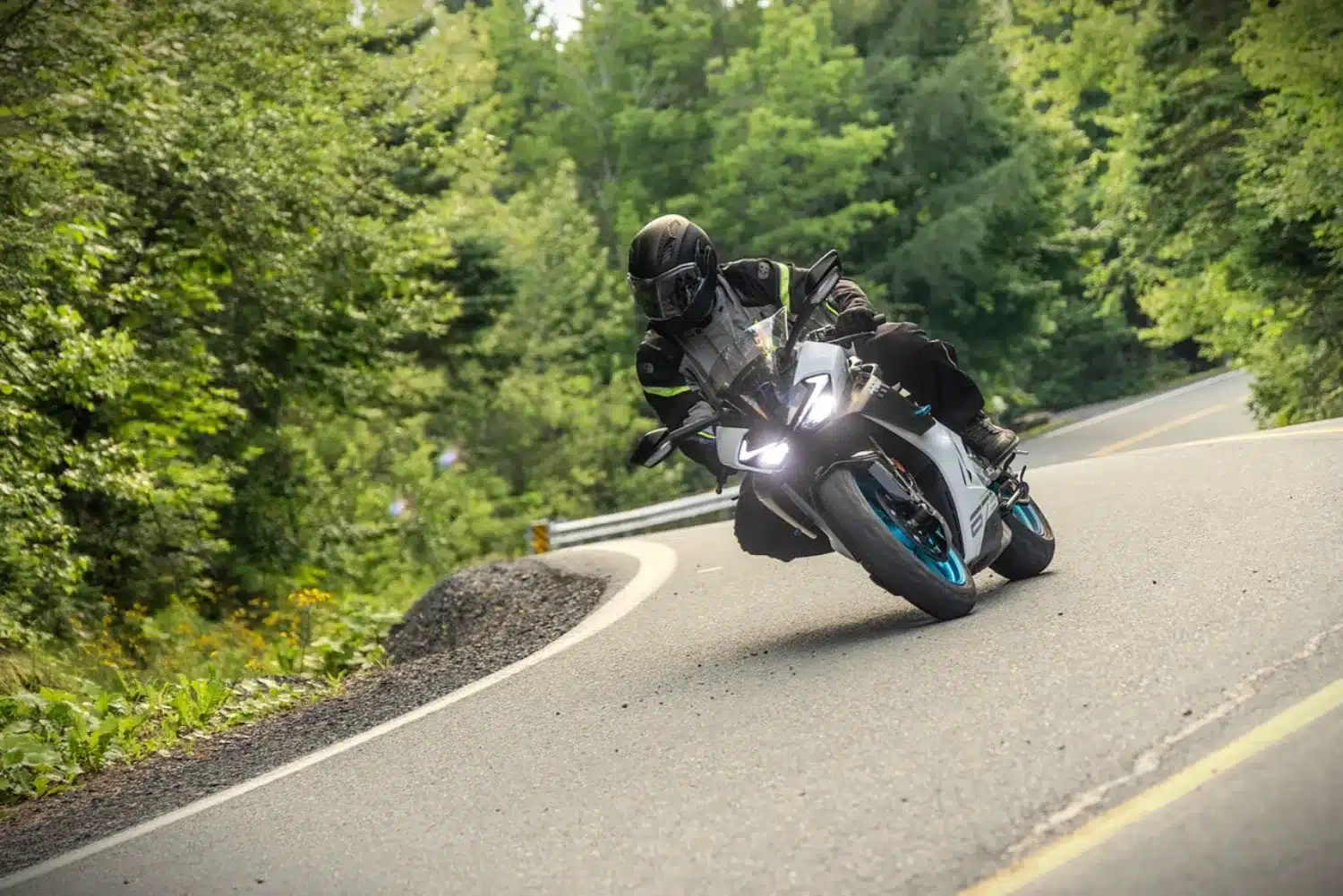2025 CFMOTO 675SS: testing a pure sports bike - 4Ridersmag
