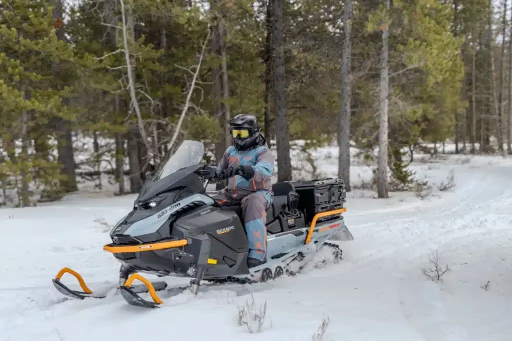 Test of the 2027 Ski-Doo Skandic SE - 4Ridersmag